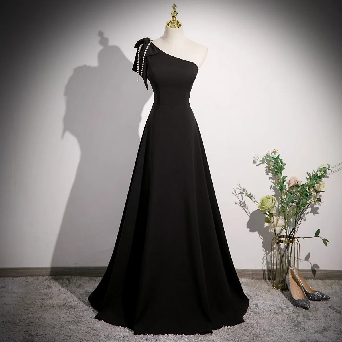 Schöne Schwarz Perle Quaste Satin Ballkleider 2023 A Linie One-Shoulder ...