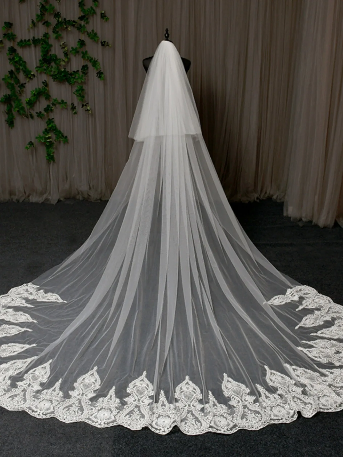 Demure White Lace Flower 3 m Court Train Wedding Veils 2025