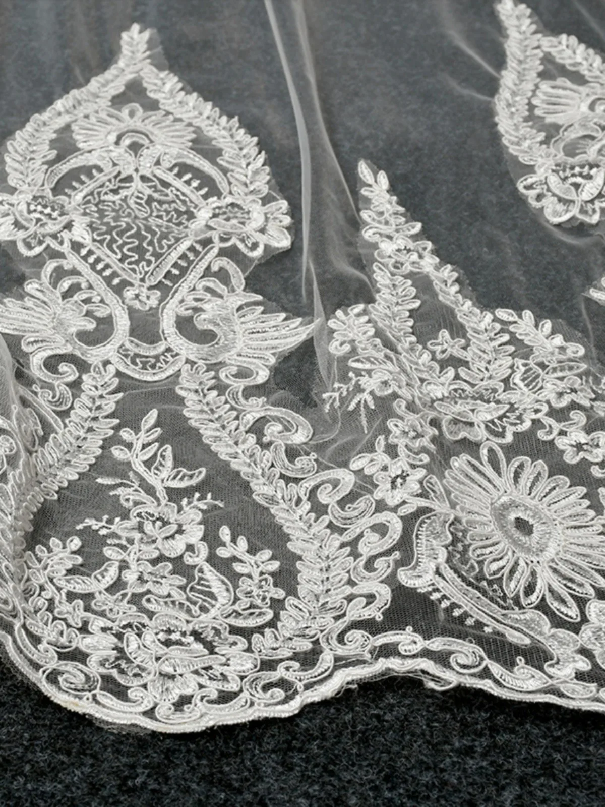 Demure White Lace Flower 3 m Court Train Wedding Veils 2025