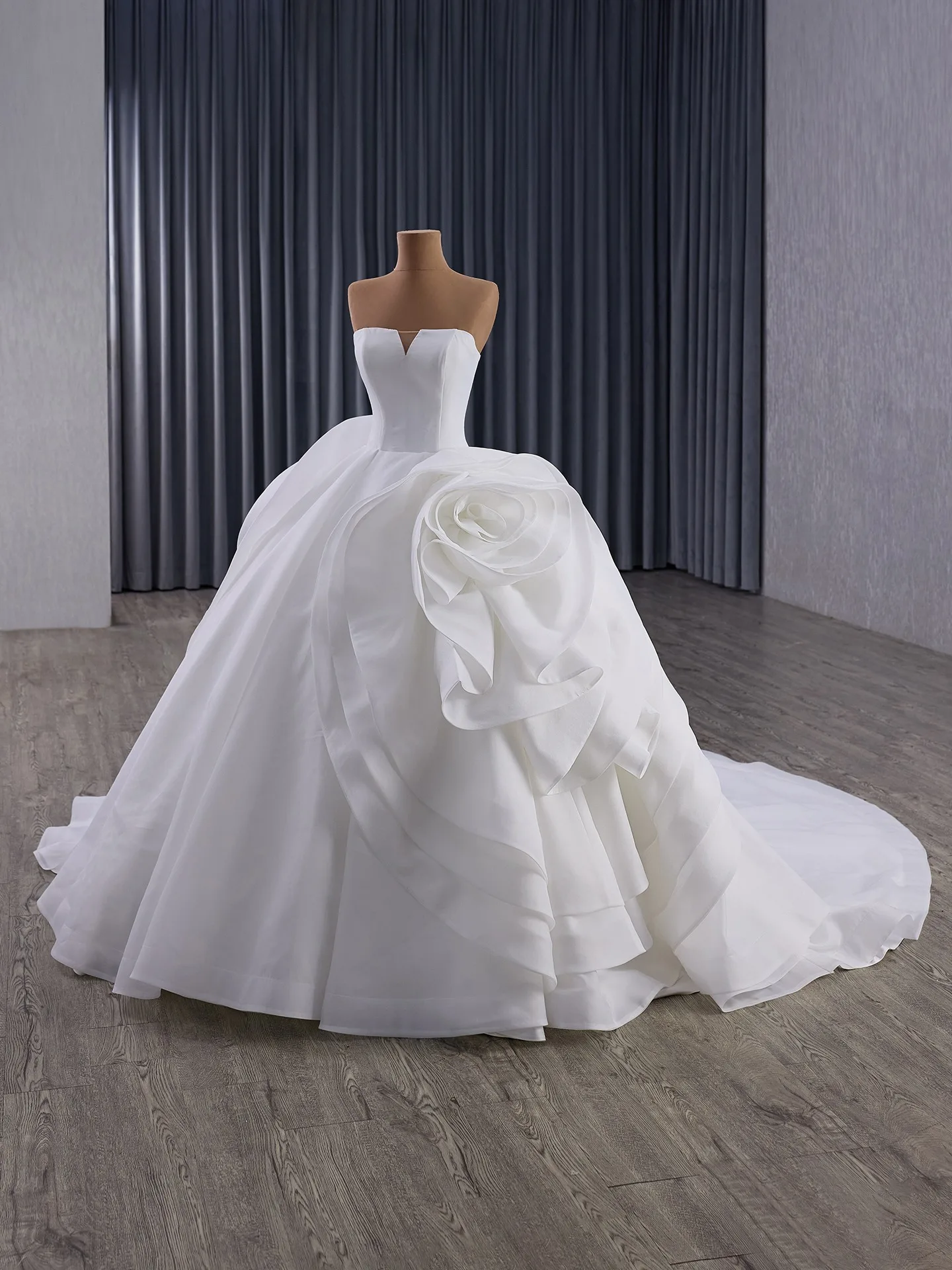 Haut de Gamme Blanche Volants en Cascade Robe De Mariée 2025 Robe Boule ...